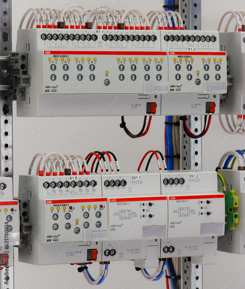 Foto de A relay module from ABB for controlling loads via the KNX data ...