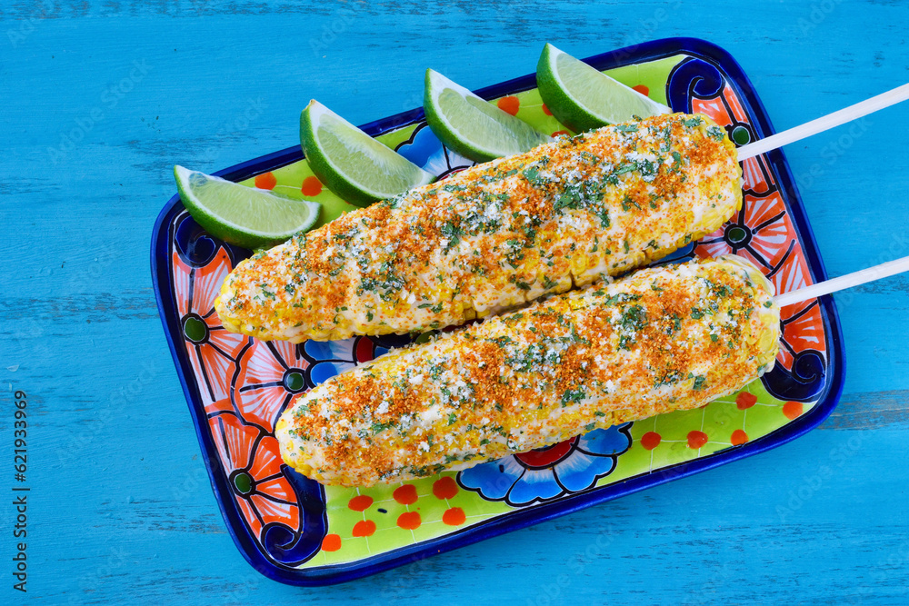 メキシコのエローテス ライムを添えて 青背景 コピースペースあり Mexican Elotes with lime（Mexican ...