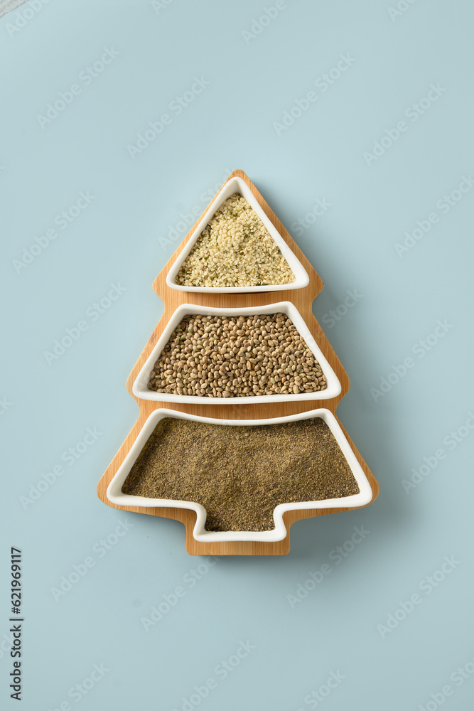 Foto de Hemp seeds, flour, kernels in plate shape of Christmas tree ...