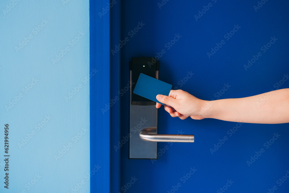Foto de Electronic card key for open door in hotel. Smart card key to ...