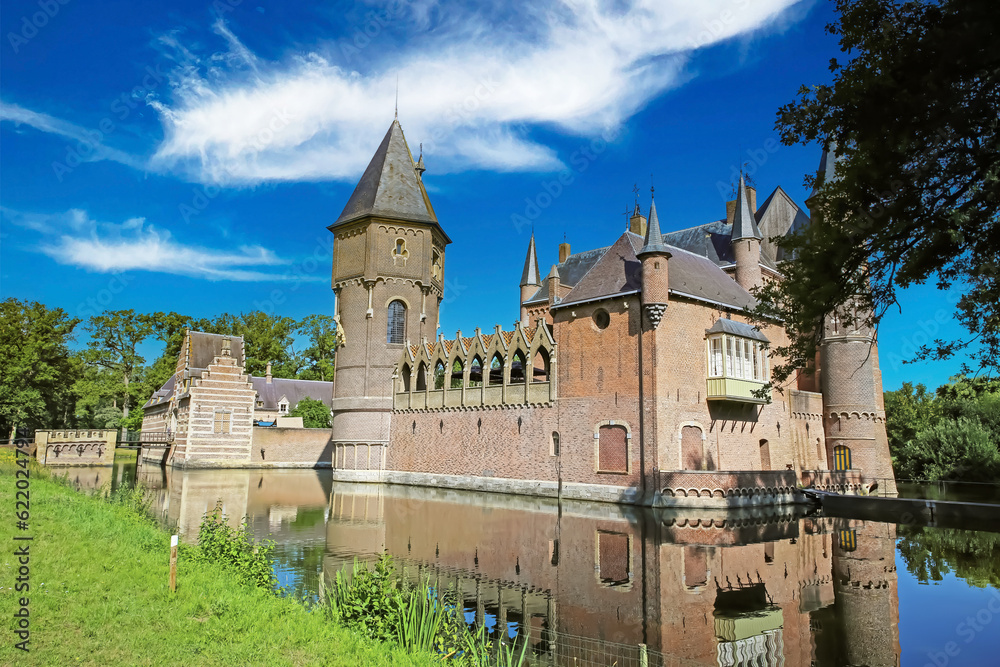Beautiful romantic medieval dutch moated water castle, green garden ...