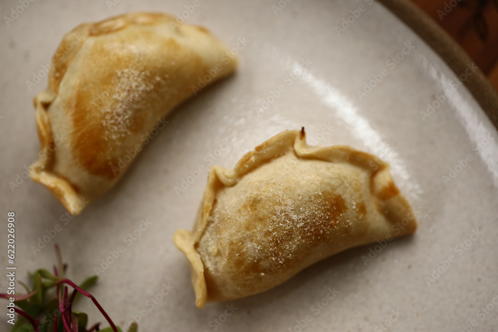 Empanadas deliciosas assadas, com recheio saboroso e crosta dourada ...