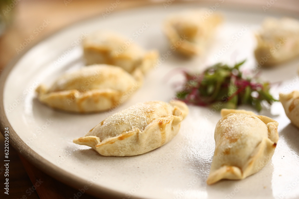 Empanadas deliciosas assadas, com recheio saboroso e crosta dourada ...