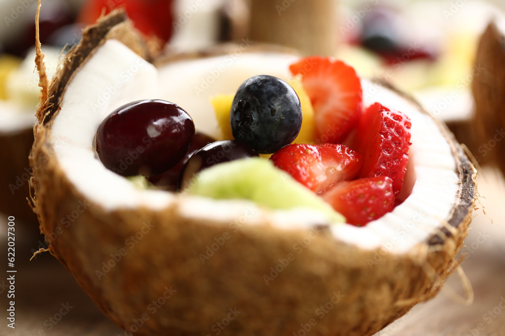 Uma explosão de cores e sabores: uma salada de frutas refrescante e ...