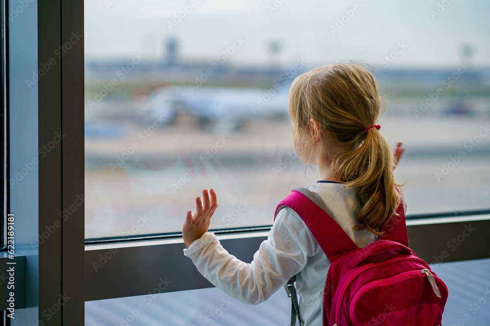 Foto de Little Girl at the Airport Waiting for Boarding at the Big ...