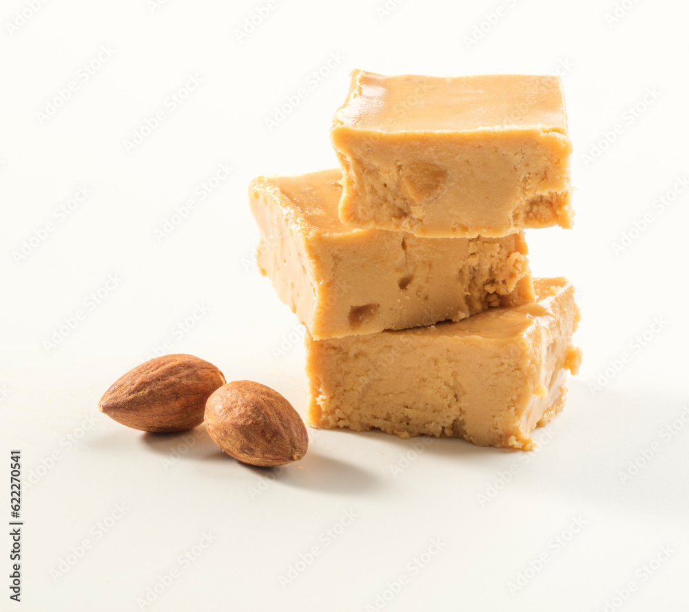 Turrón, dulce típico de Navidad en España. Turrón de almendras sobre ...