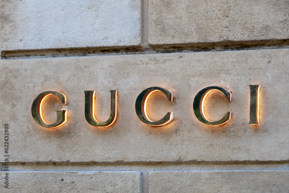 Paris, France - 11 juillet 2023: Enseigne d'une boutique Gucci dans le ...