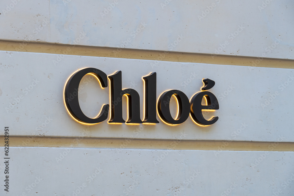 Foto de Paris, France - 11 juillet 2023: Gros plan de l'enseigne d'une ...