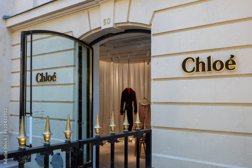 Paris, France - 11 juillet 2023: Vue extérieure d'une boutique Chloé ...