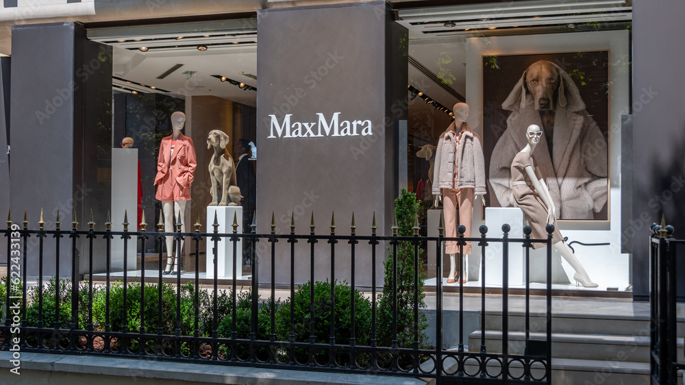 Paris, France - 11 juillet 2023: Vue extérieure d'une boutique Max Mara ...