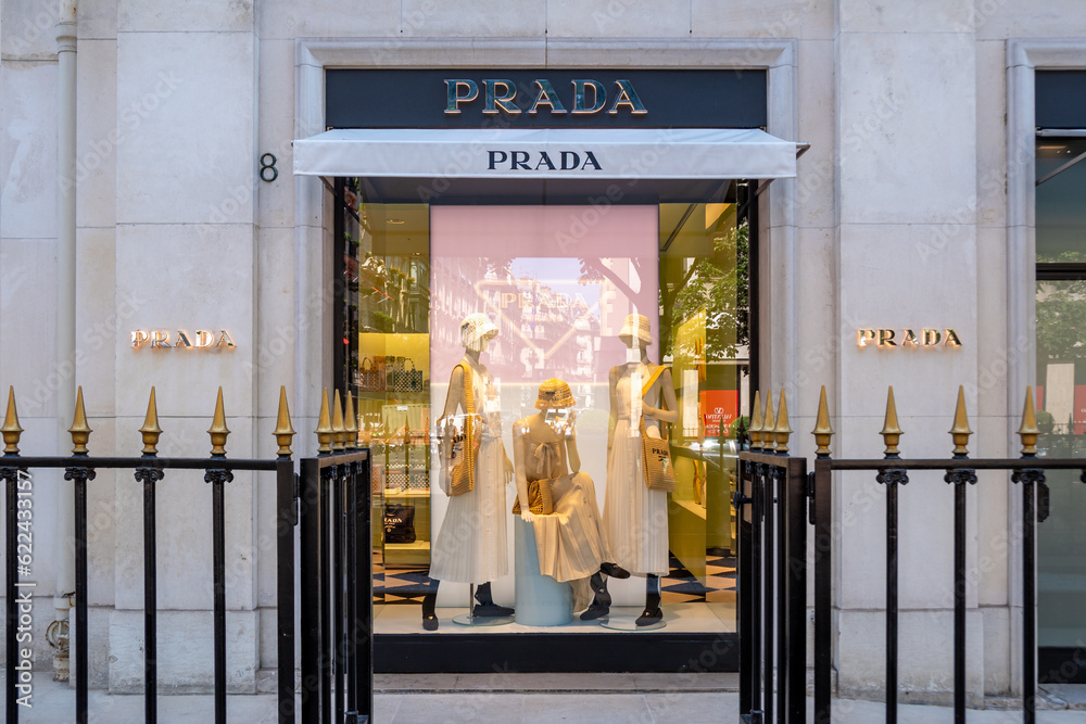 Paris, France - 11 juillet 2023: Vue extérieure d'une boutique Prada ...