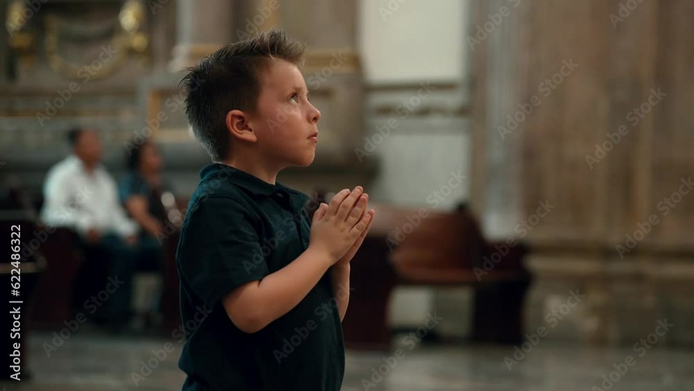 Video „Niño latino rubio hispano Rezando orando meditando con devoción ...