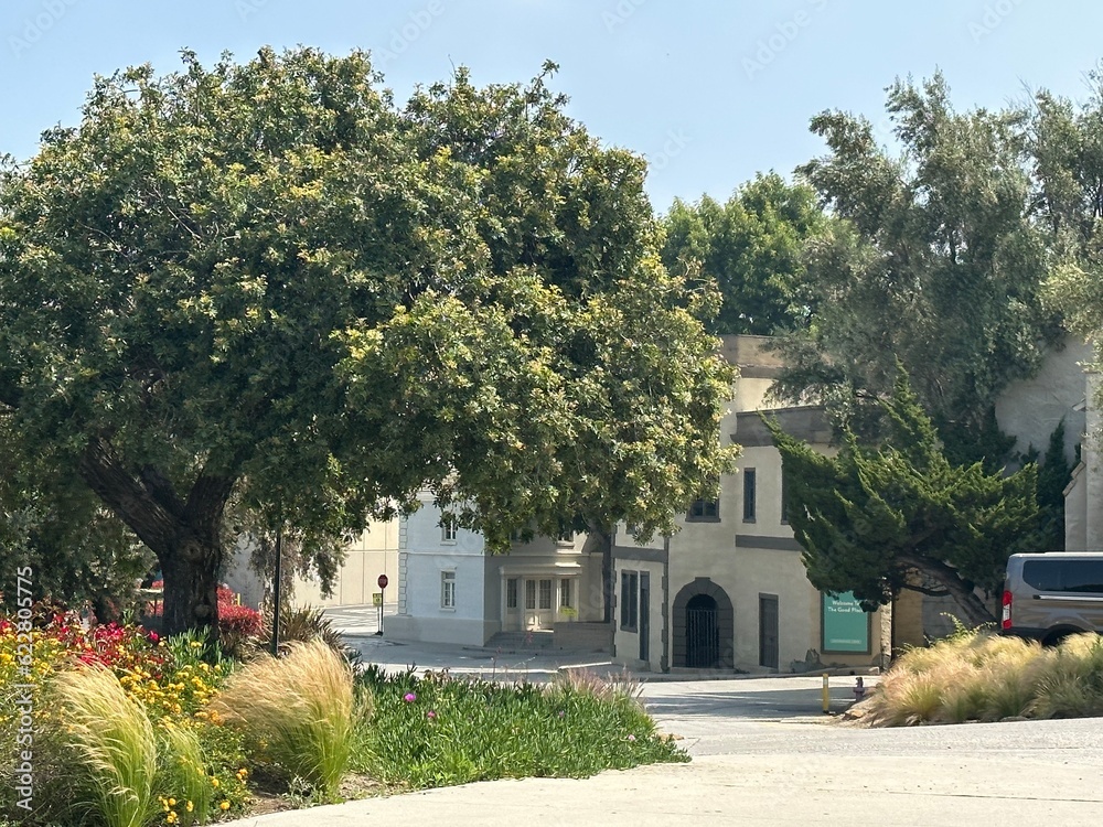 Houses on the backlot studio tour at Universal Studios in Hollywood ...
