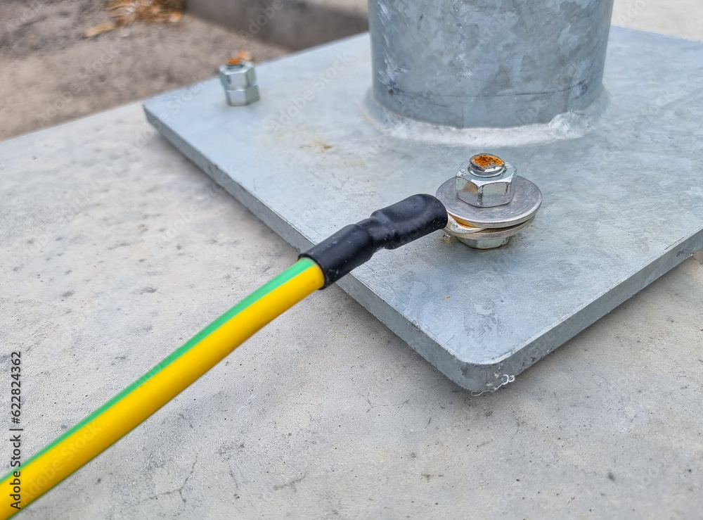 Foto de electrical grounding or earthing wire at a zinc-plated steel ...