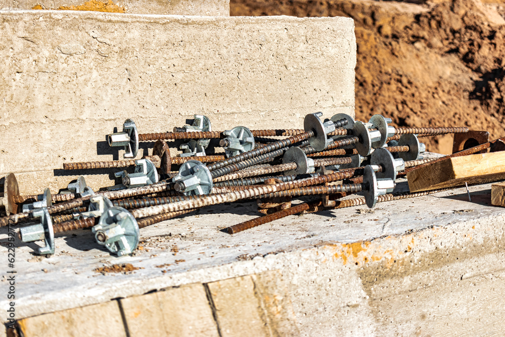 Nut and coupler for connecting formwork panels at a construction site ...
