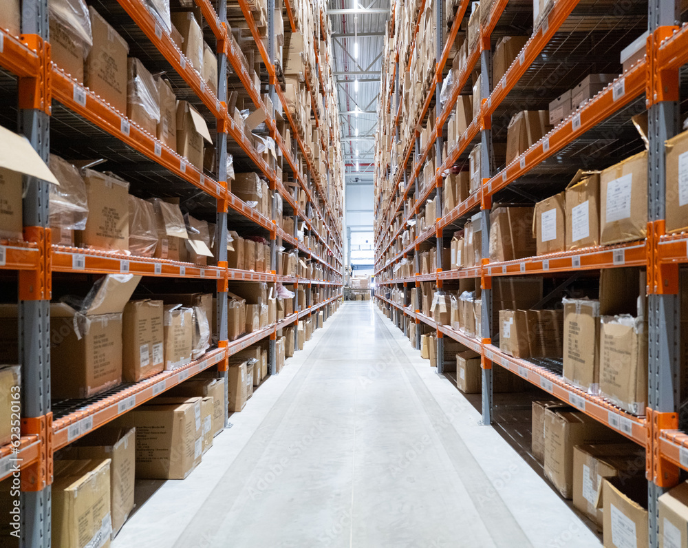 Hohes Industrie-Regal / Hochregal im Logistik-Center mit Schmalgang ...