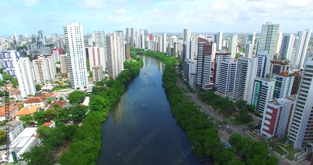 Rio Capibaribe no Recife visto de cima com Drone 4K - Bairro da Torre ...