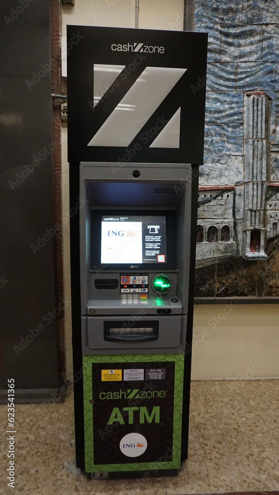 Foto de Genoa, Italy - May 27, 2023: A Cashzone ATM hole in the wall ...
