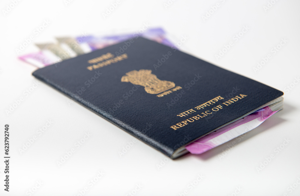 Foto de Indian currency notes inserted in the passport book. Close up ...