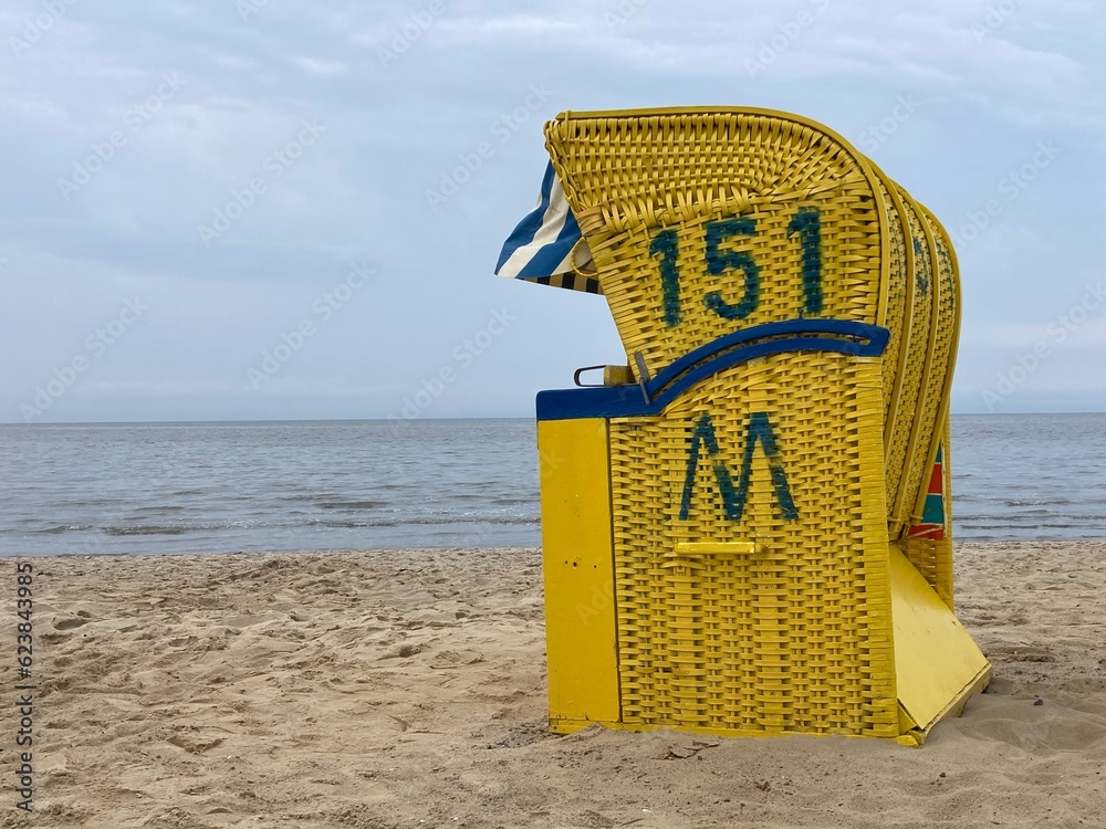 Einsamer Strandkorb am Meer in Cuxhaven an der Nordsee Stock Photo ...