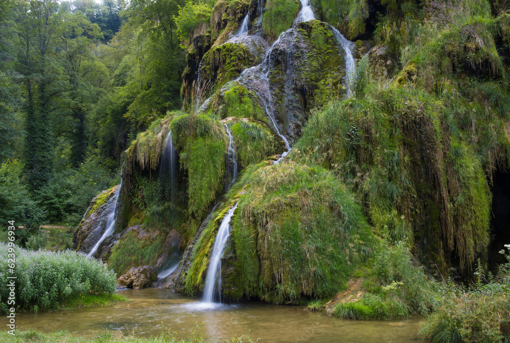 La cascade de tufs de Baumes-les-Messieurs située au pied de la reculée ...