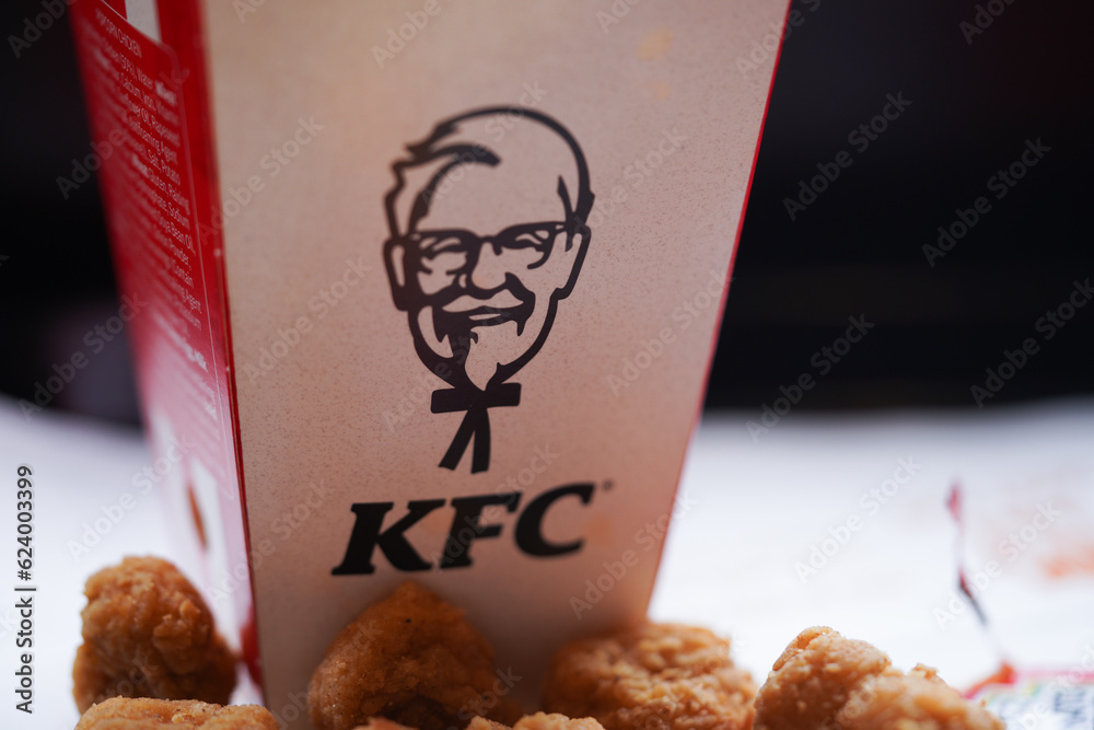 Zdjęcie Stock: Fried popcorn chicke in the resturant plate with natural ...