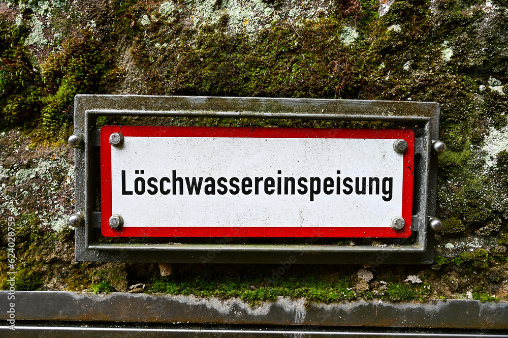 Feuerwehr-Schild Löschwassereinspeisung, weißes Hinweis-Schild mit ...
