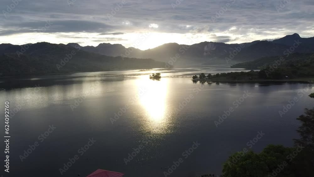 Sunrise at Lake Mapanuepe | Lake Mapanuepe | Mapanuepe Lake | New ...