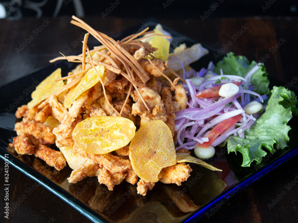 Foto de Chicharrón de Pota: Crujiente manjar del mar que cautiva los ...