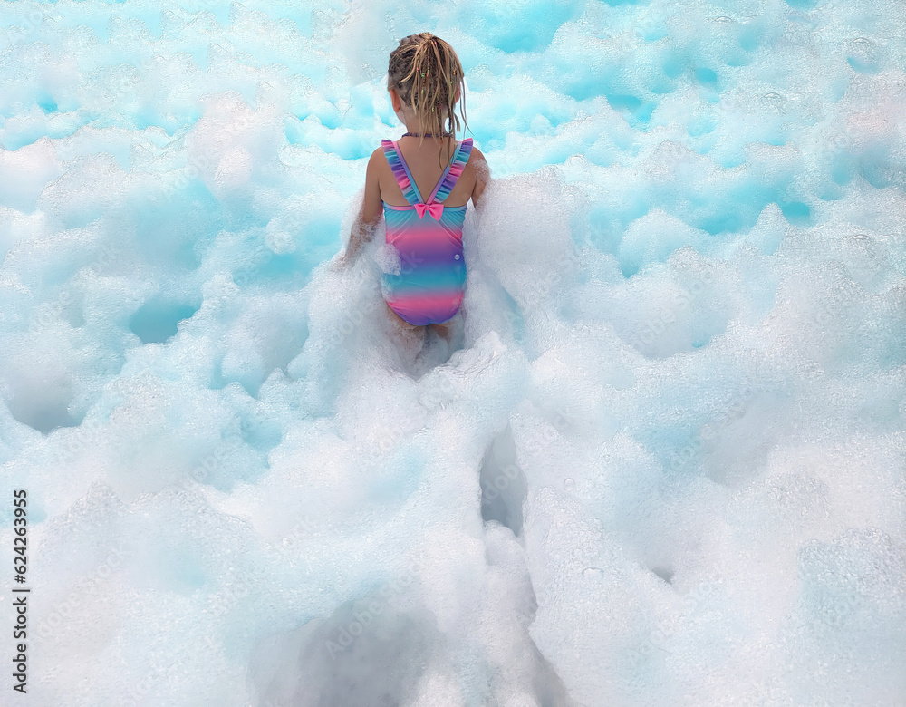 Foto de Little Girl Playing with Foam - Foam Party - White Foam ...