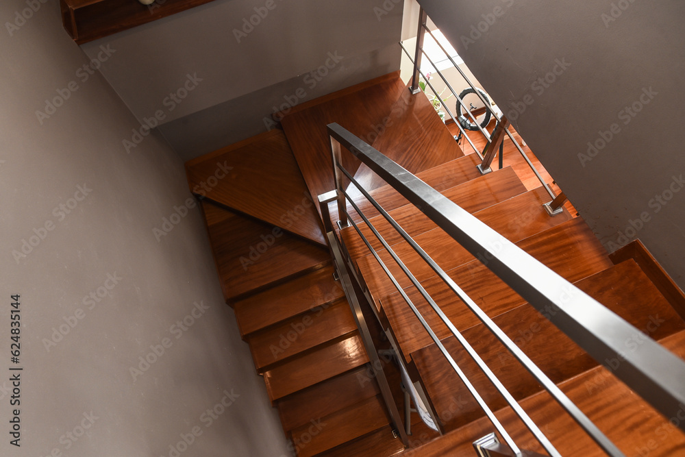 escaleras de departamento duplex con acabados de madera y metal Stock ...