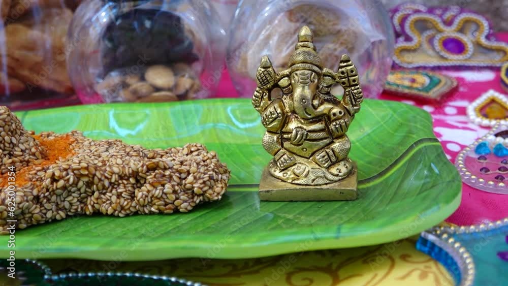 Hindu God symbols on green leaf. Lord Ganesha Elephant Face.Shiv linga ...