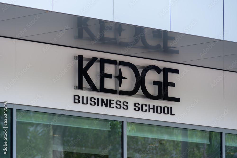 Foto de Paris, France - 19 juillet 2023: Enseigne et logo de Kedge ...