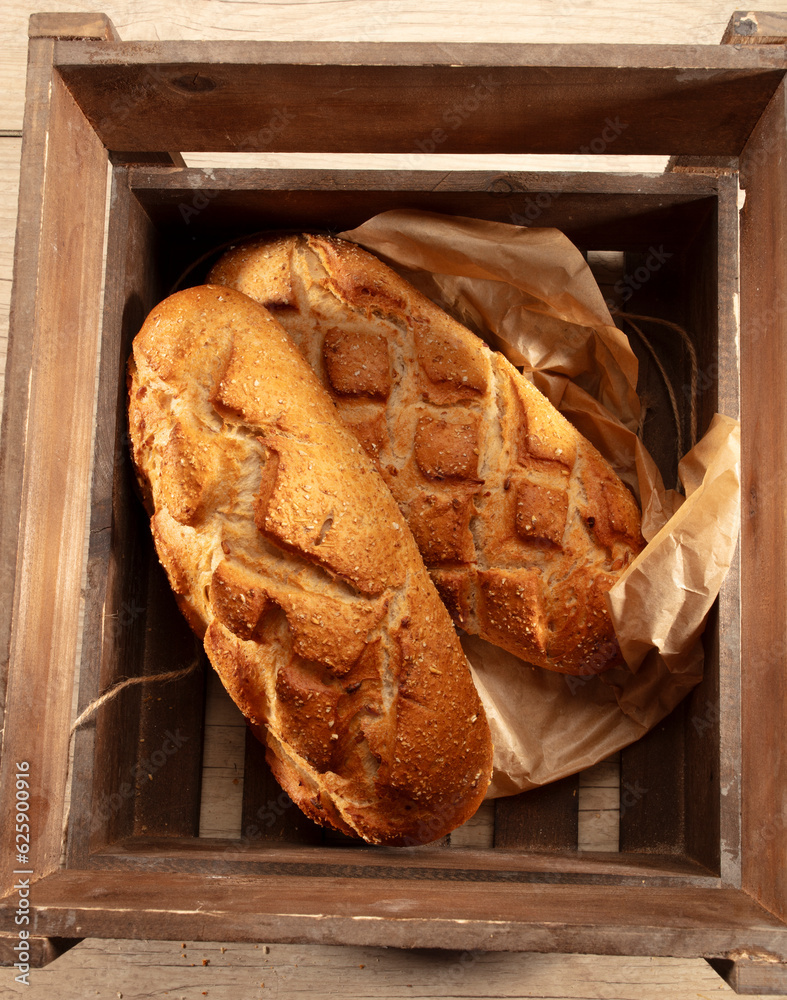 Conjunto de panes, baguettes dentro de una caja de madera. Set of ...
