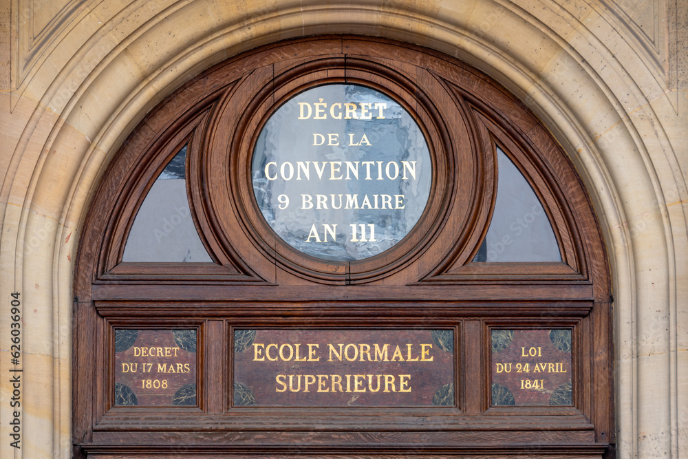 Paris, France - 21 juillet 2023: Inscription à l'entrée du bâtiment ...