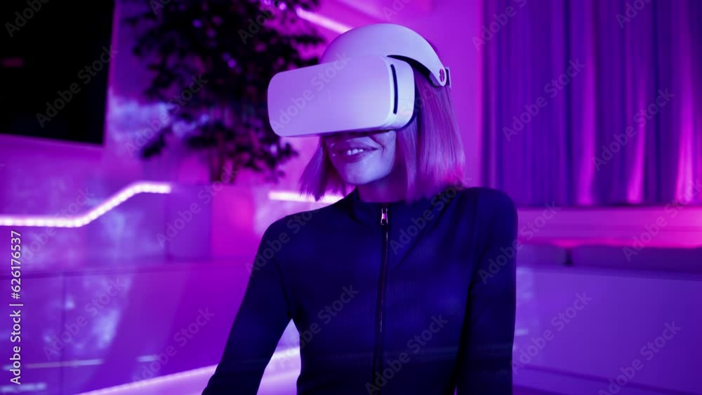 Vidéo Stock Woman in futuristic costume. Female in modern VR glasses ...