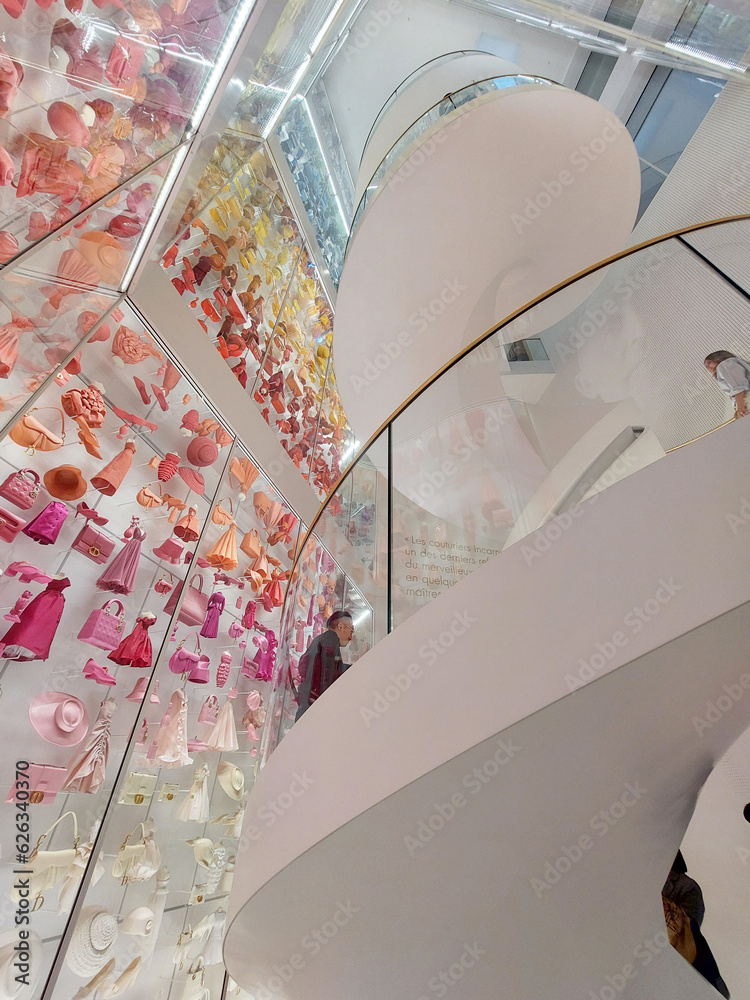 La Galerie Dior. Reconstruction of the iconic pieces of the Dior house ...