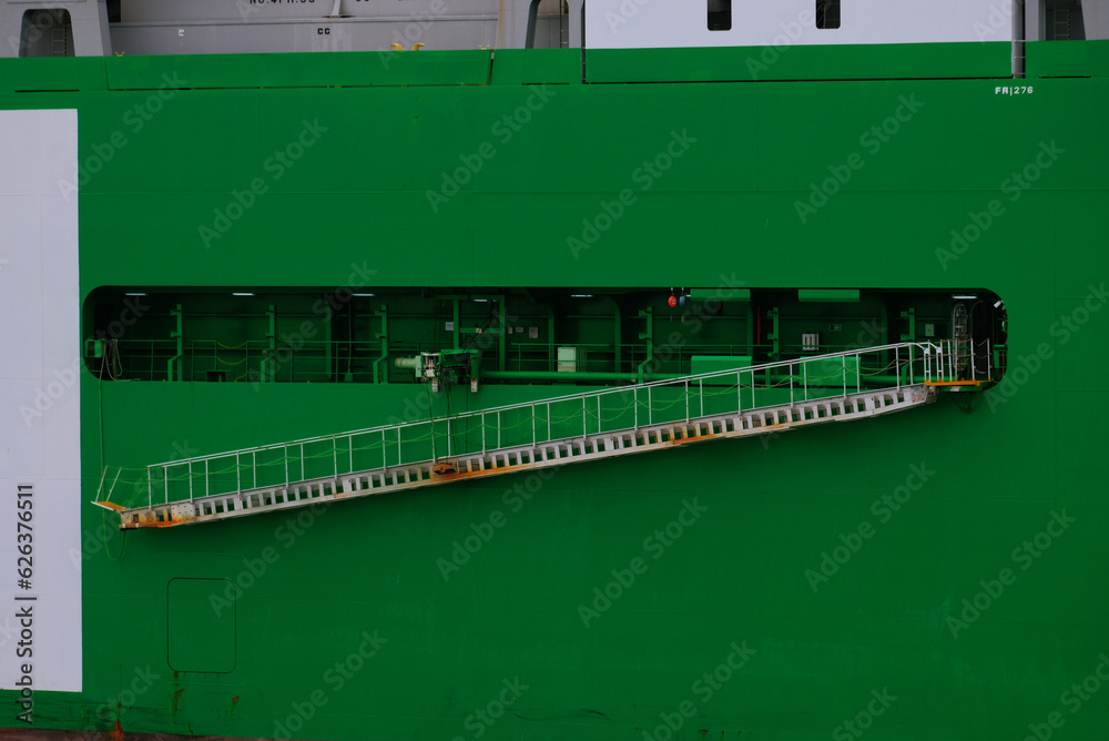 Foto de Pilot boarding arrangement. Non-compliant rigging of the pilot ...