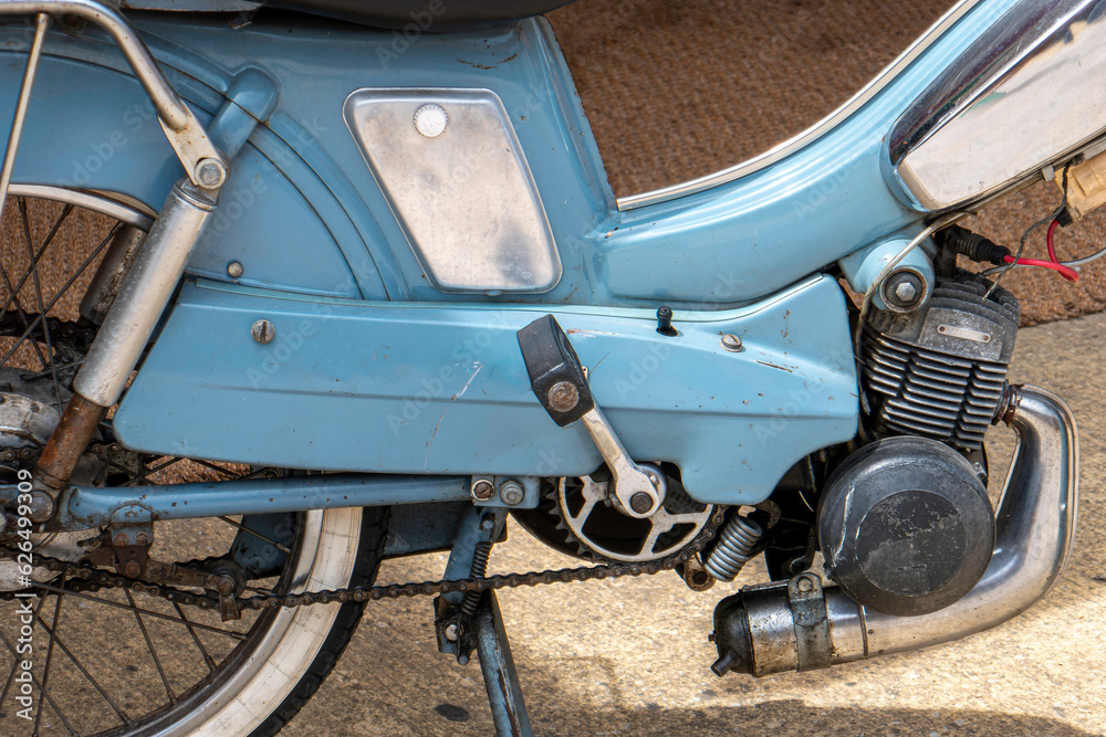 vieux cyclomoteur, ancienne mobylette bleue Stock Photo | Adobe Stock