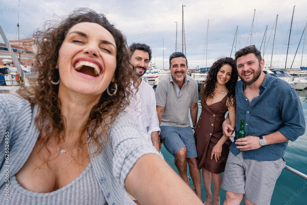 Foto de Group Selfie on a Boat - A Brazilian woman takes a POV selfie ...