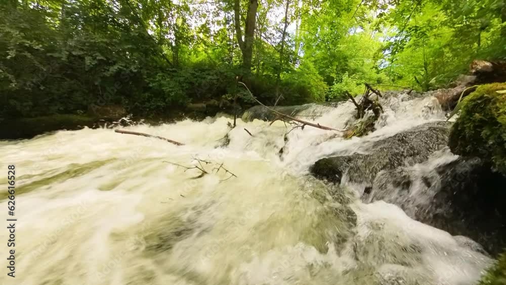 rauschendes Wildwasser, Fluss, reissend, Strömung, Rafting, Hochwasser ...