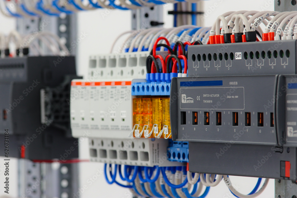 A relay module from Tantron for controlling loads via the KNX data bus ... A relay module from Tantron for controlling loads via the KNX data bus ...