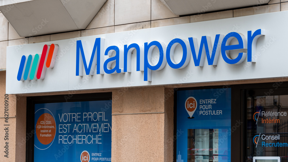 Chartres, France - 23 juillet 2023: Enseigne et logo d'une agence Manpower, marque de l ...