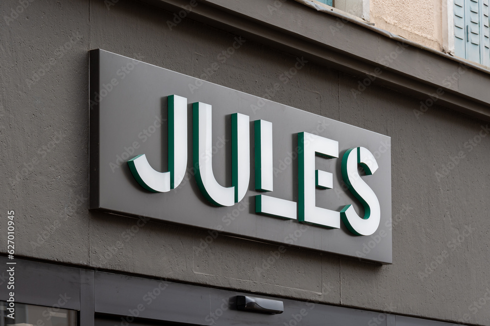 Chartres, France - 23 juillet 2023: Enseigne d'un magasin Jules, chaîne ...