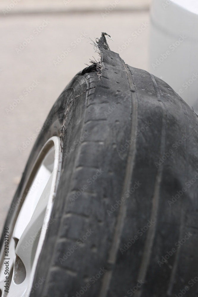 Rueda de vehículo rota. Se ve reventada y sobresale la malla del ...