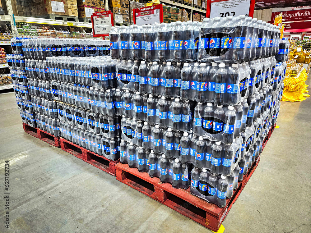 Foto De Plastic Bottles Display Of Pepsi On Display Piled In Multiple