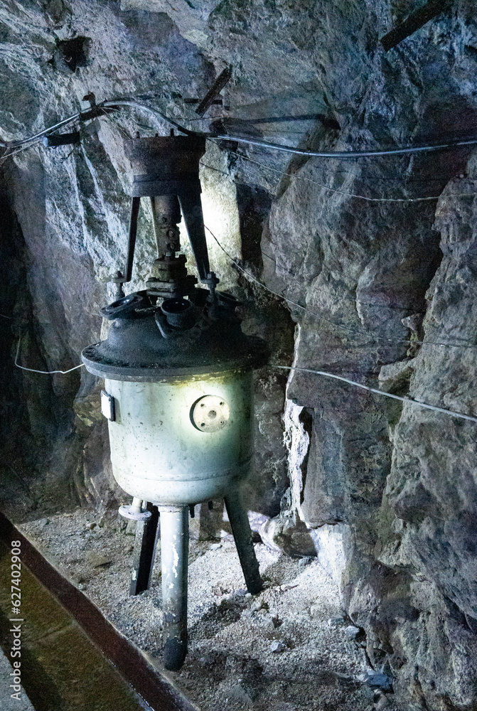 The device for processing uranium, the uranium extraction device in the ...