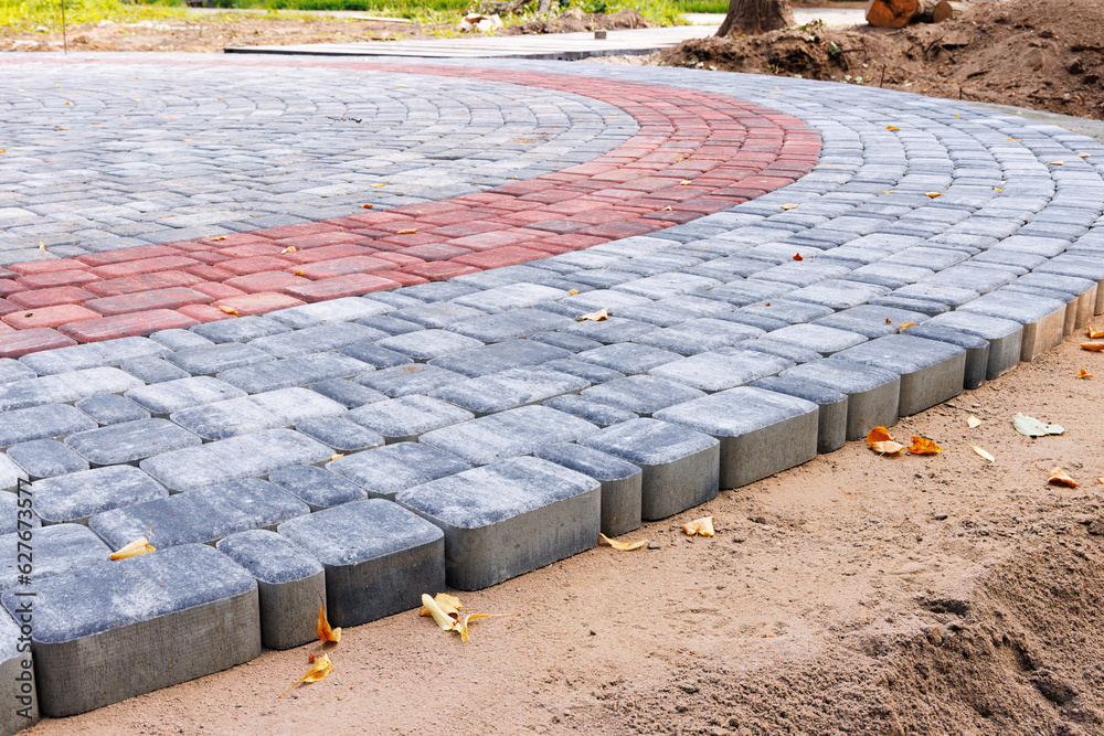 Laying paving slabs of different sizes with rounded corners in a circle ...