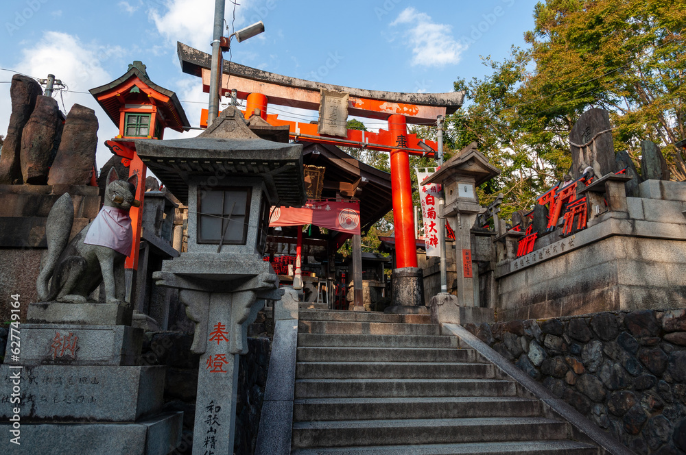 Torii Portale Tempio Shintoista Santuario Giapponese Fushimi Inari foto ...