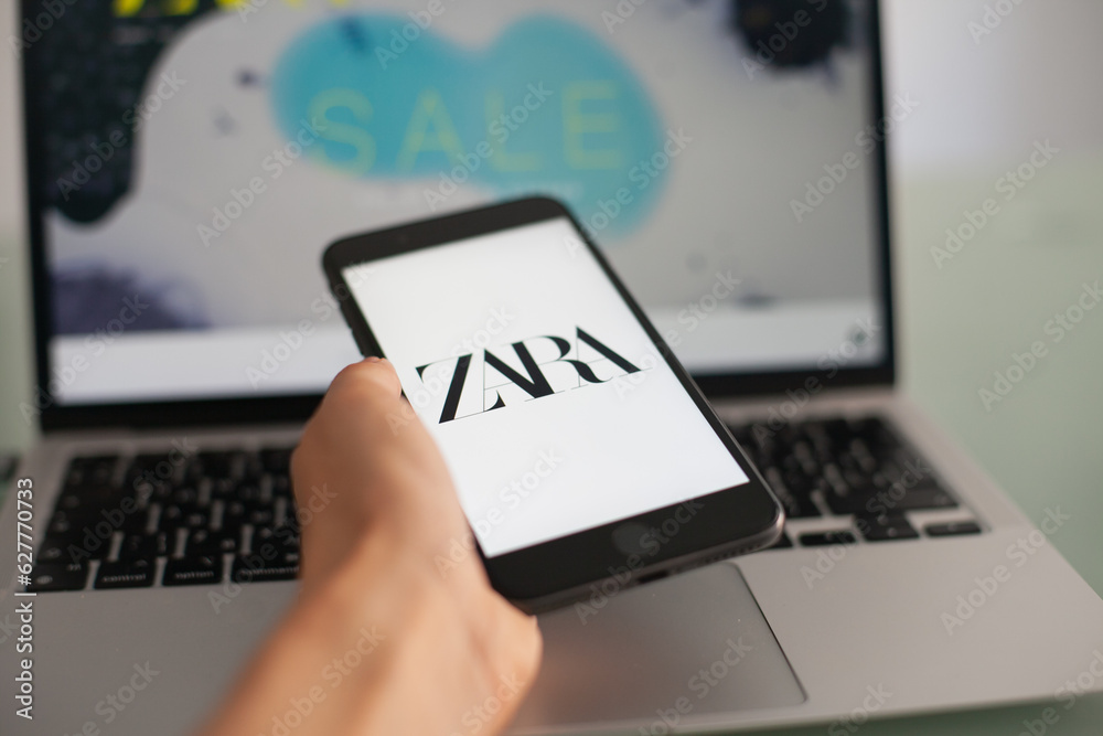 Foto de Zara logo on the screen of mobile phone. Inditex group brand ...